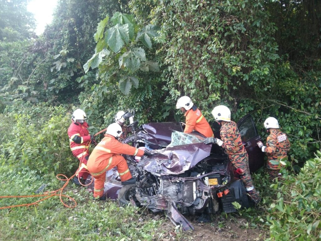 Wanita maut kemalangan kereta bertembung lori tangki - Utusan Malaysia