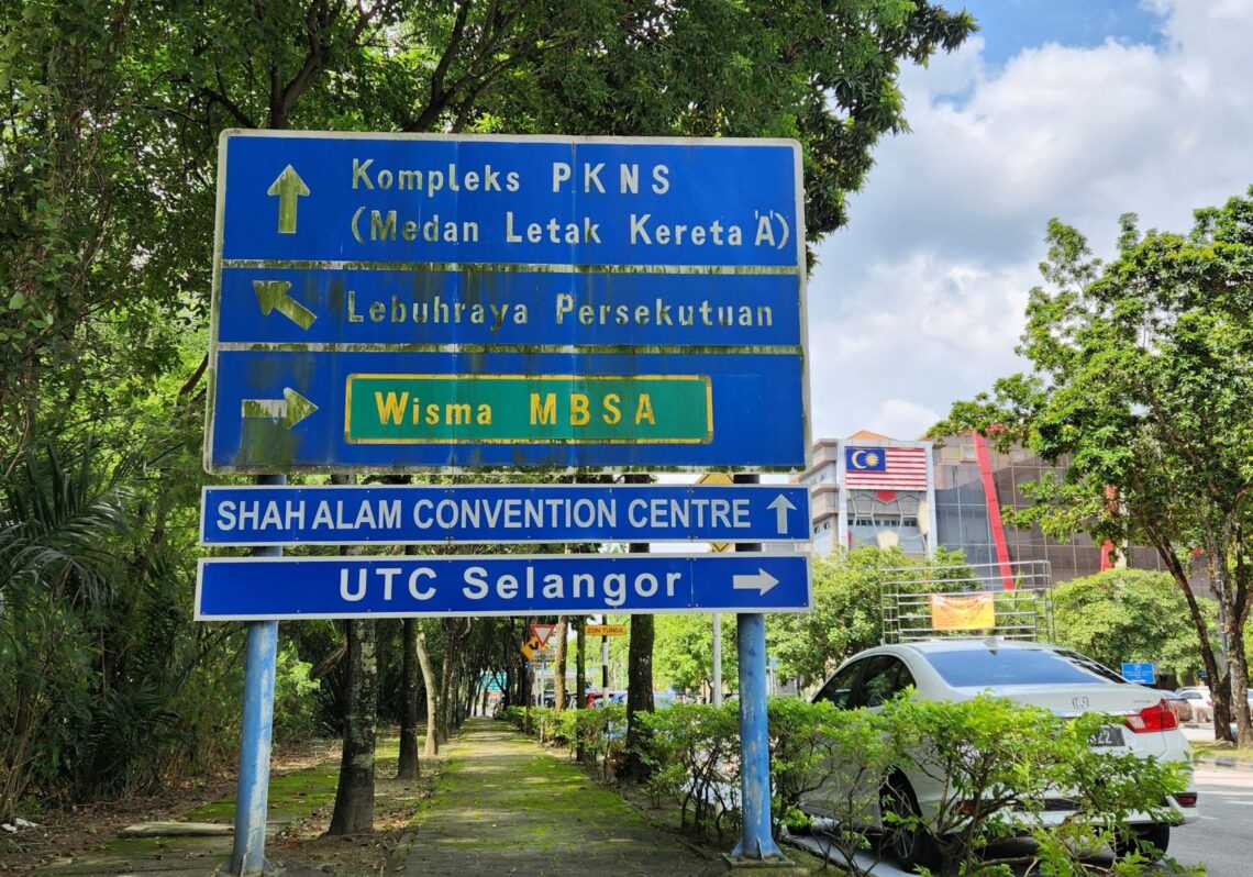 Sakit mata lihat papan tanda berlumut - Utusan Malaysia