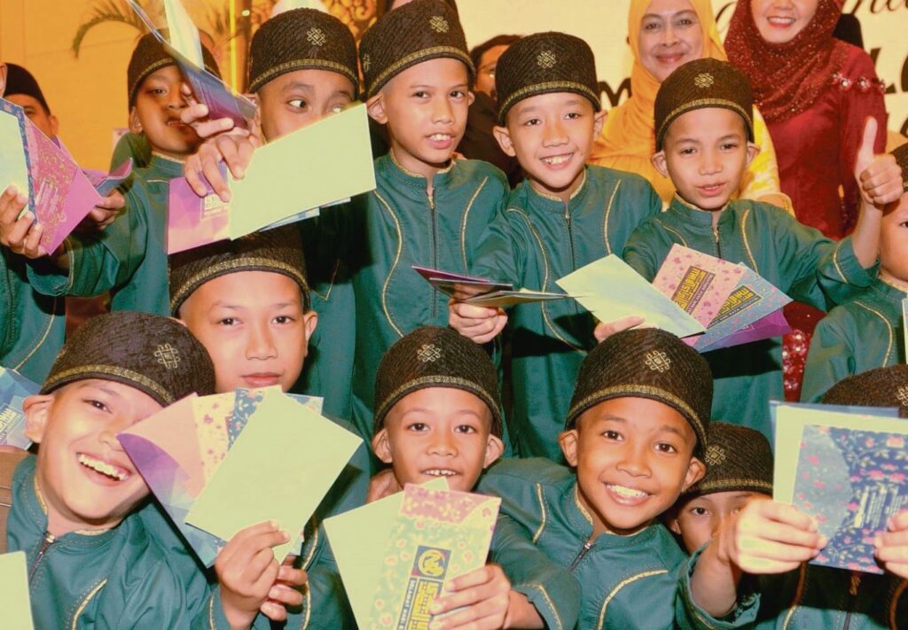 Beri duit raya dapat pahala sedekah, erat silaturahim - Utusan Malaysia