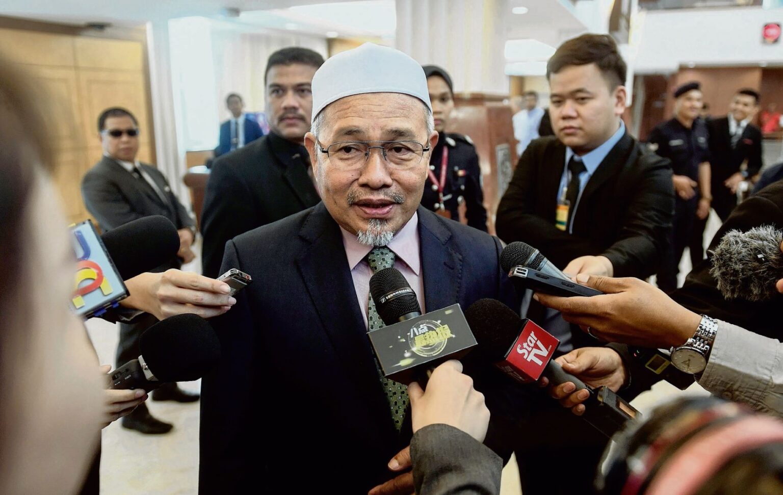 Ahli Parlimen Pas jangan asyik serah mikrofon - Utusan Malaysia