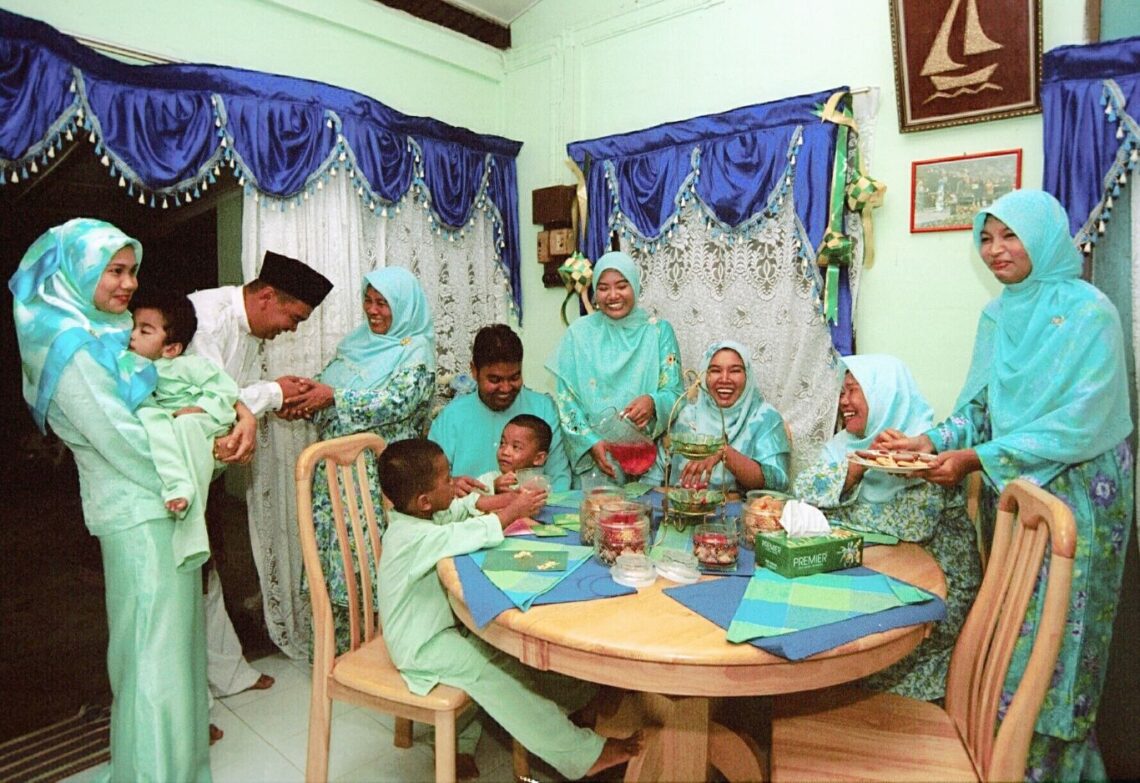 Ziarah raya jangan asyik tengok gajet - Utusan Malaysia