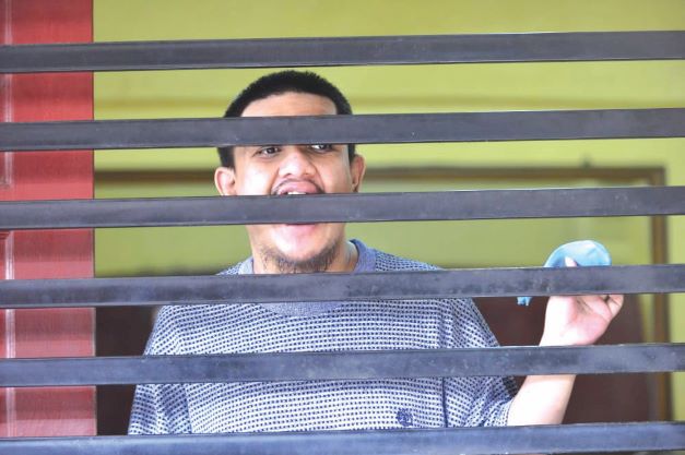 Rutin pemuda gigit jeriji besi, pin boling setiap hari - Utusan Malaysia