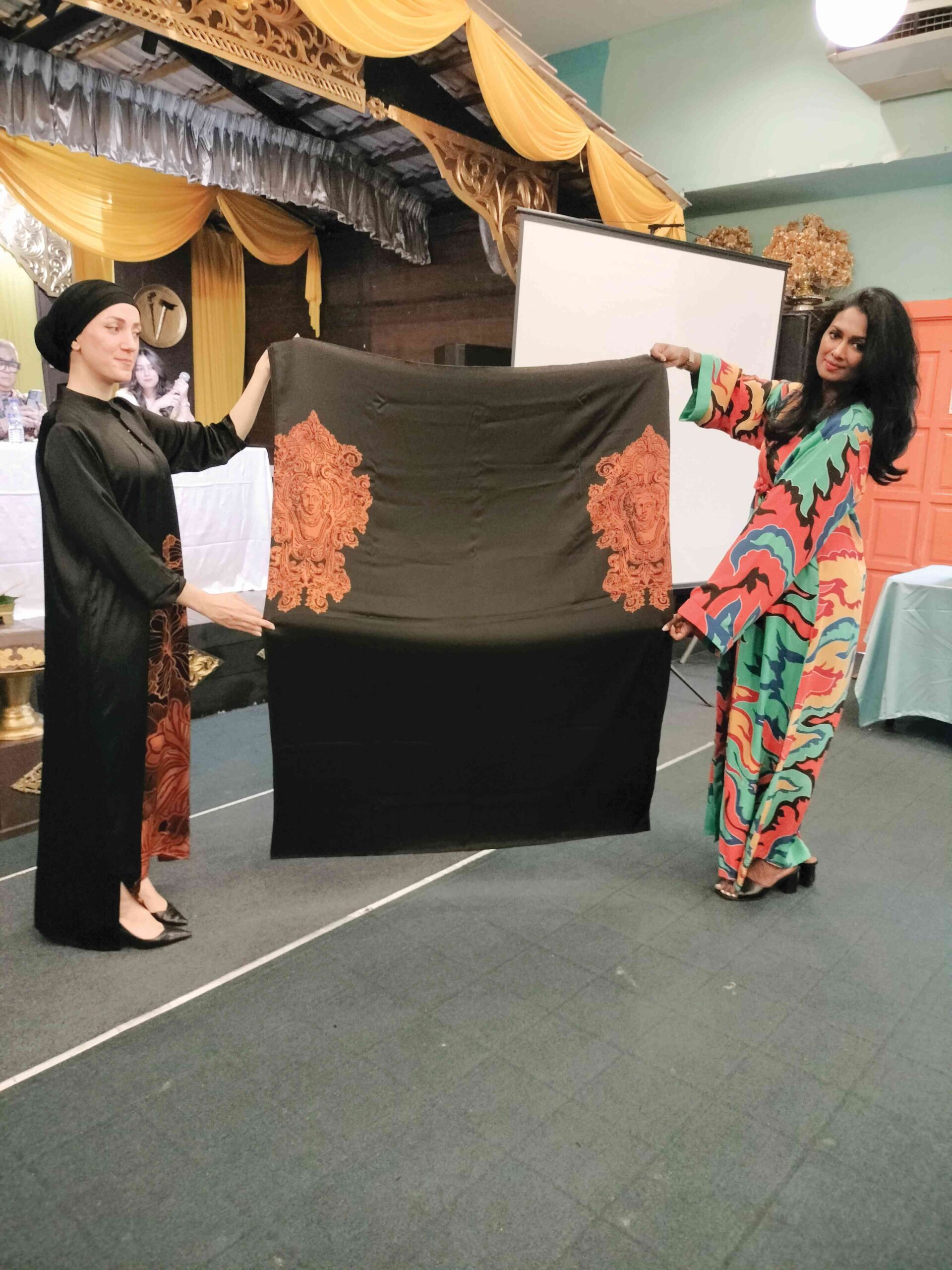 Cef Datuk Ismail, Indah Atelier pamer koleksi batik motif rebung