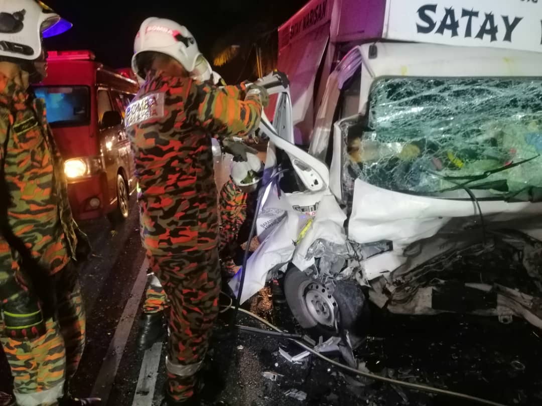 Ibu, anak maut lori terlibat kemalangan dengan kereta - Utusan Malaysia