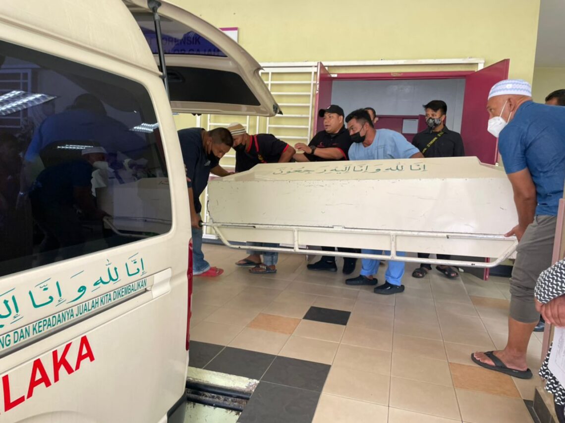 Jenazah mangsa kemalangan rupanya anak sendiri