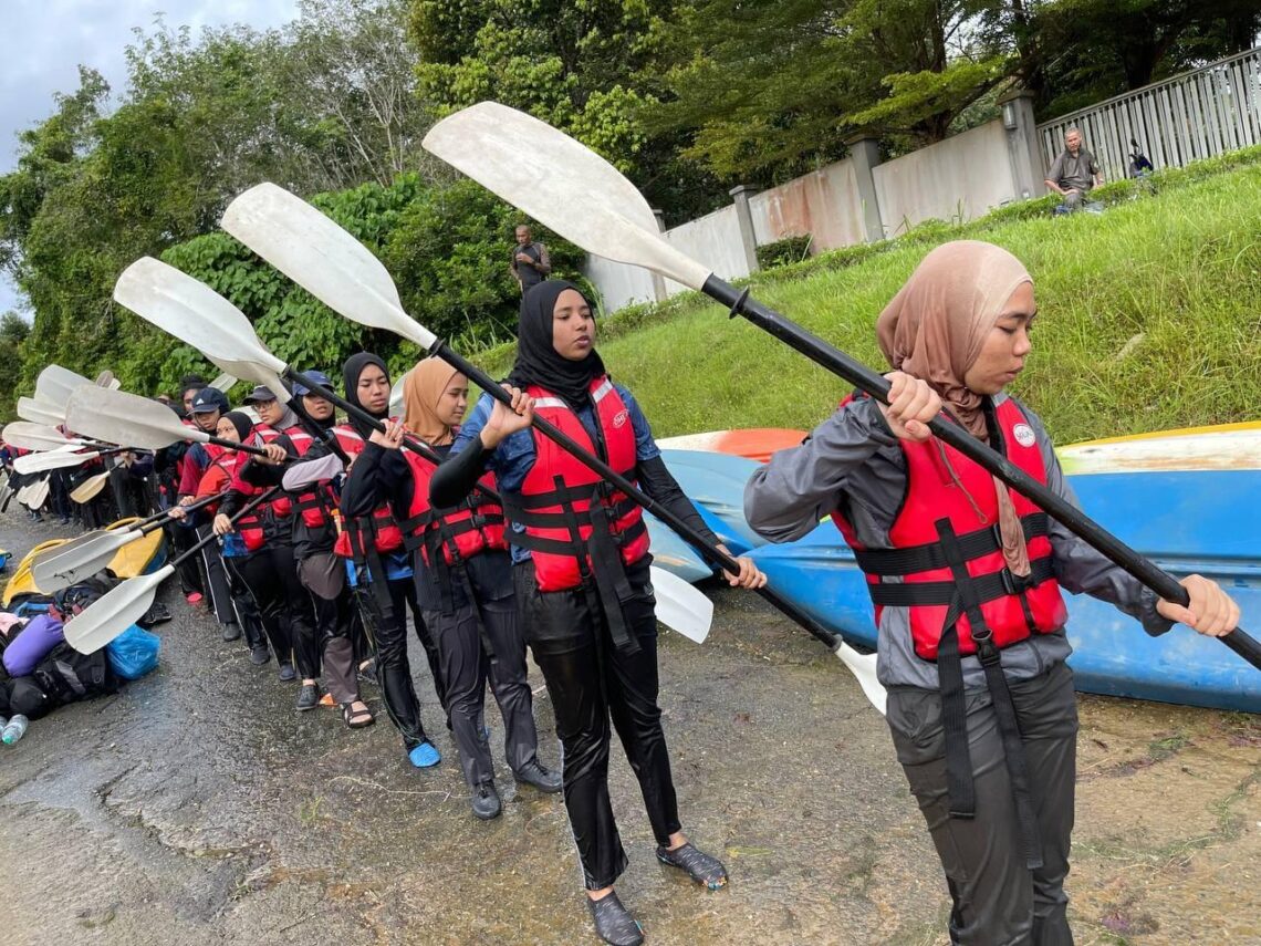 Enam jam berkayak uji mental, fizikal - Utusan Malaysia