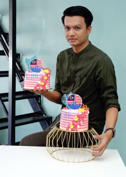 Hazwan manfaatkan ilmu seni bina hasilkan kek merdeka comel - Utusan ...