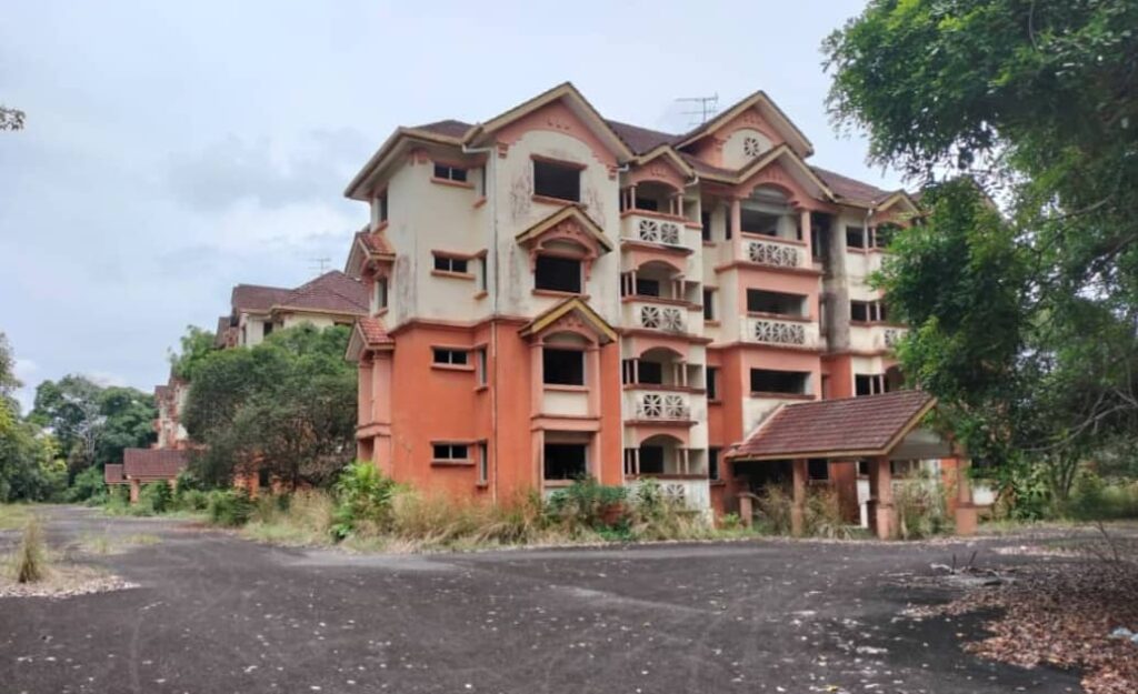 Kuarters guru di Labis dibiar ‘berhantu’ - Utusan Malaysia