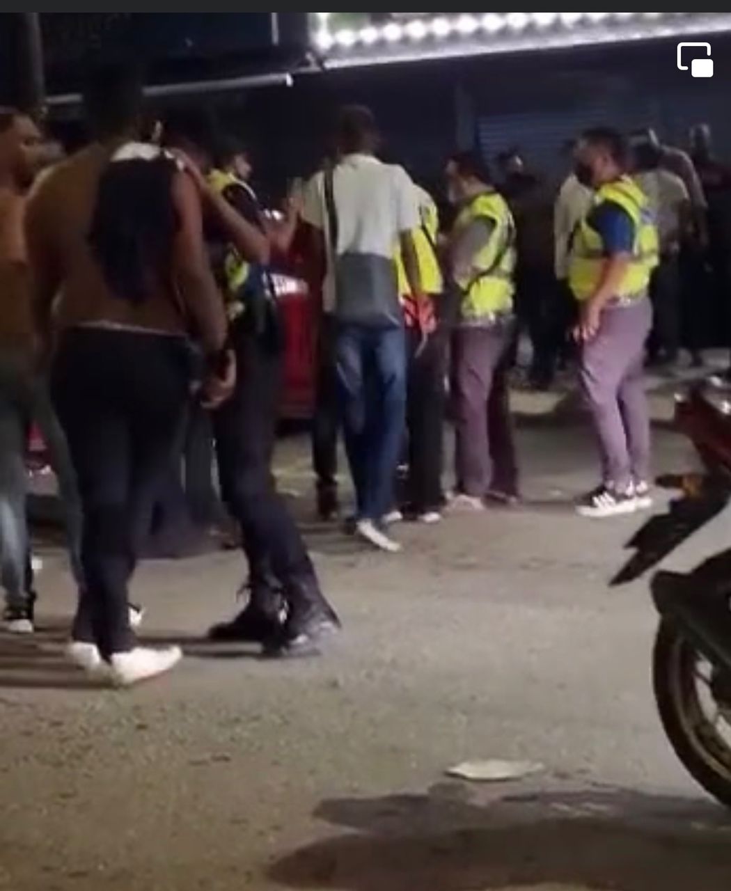 Polis lerai pergaduhan individu mabuk dalam video tular