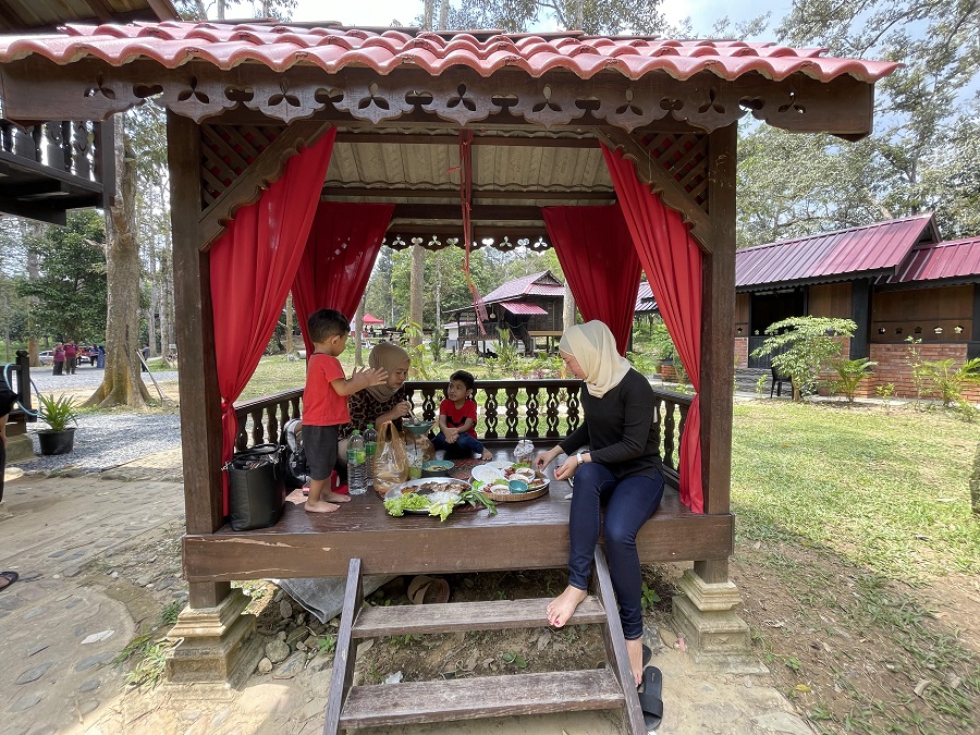 Menikmati menu autentik Thai di dusun durian - Utusan Malaysia