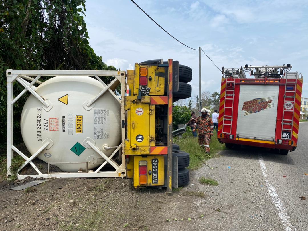 Bapa maut, lori bawa muatan karbon dioksida dipandu anak terbabas ...
