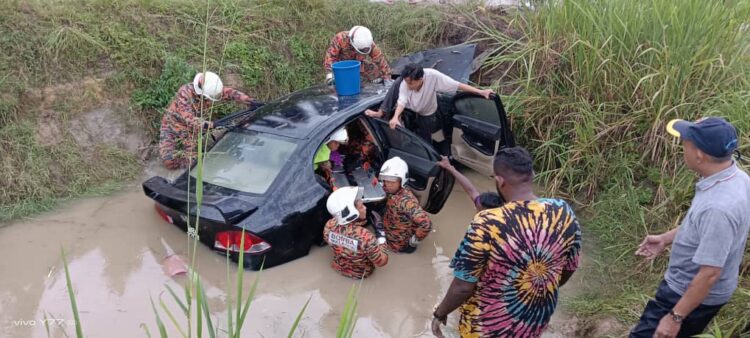Wanita maut, tunang cedera kereta terbabas dalam parit - Utusan Malaysia