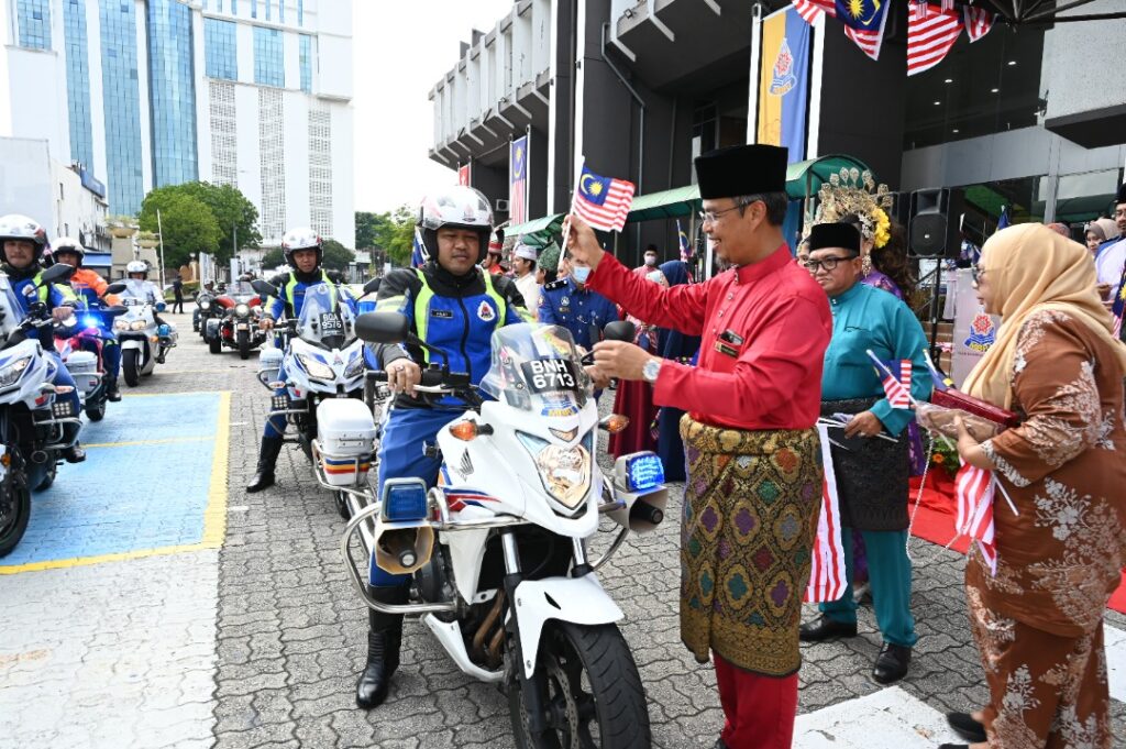 MBPJ gantung Jalur Gemilang gergasi semarak merdeka