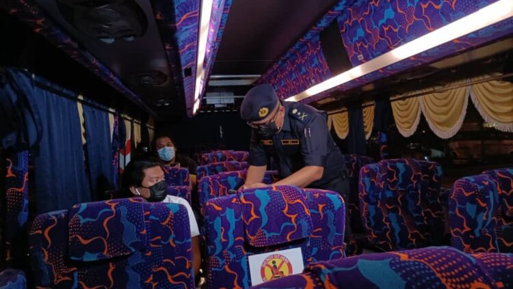 JPJ periksa 100 bas ekspres di Melaka Sentral - Utusan Malaysia
