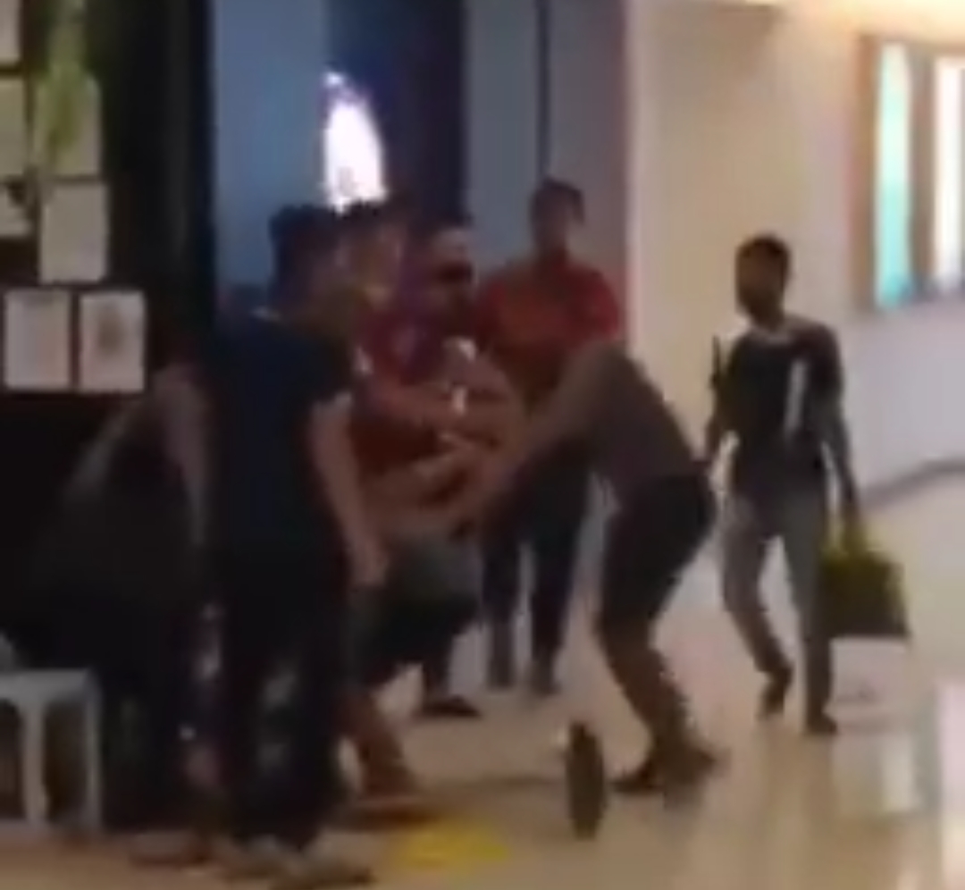 Bergaduh, merusuh kerana berebut pelanggan