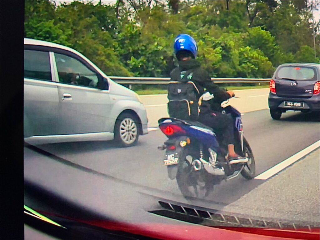 Penjawat awam maut, motosikal bergesel