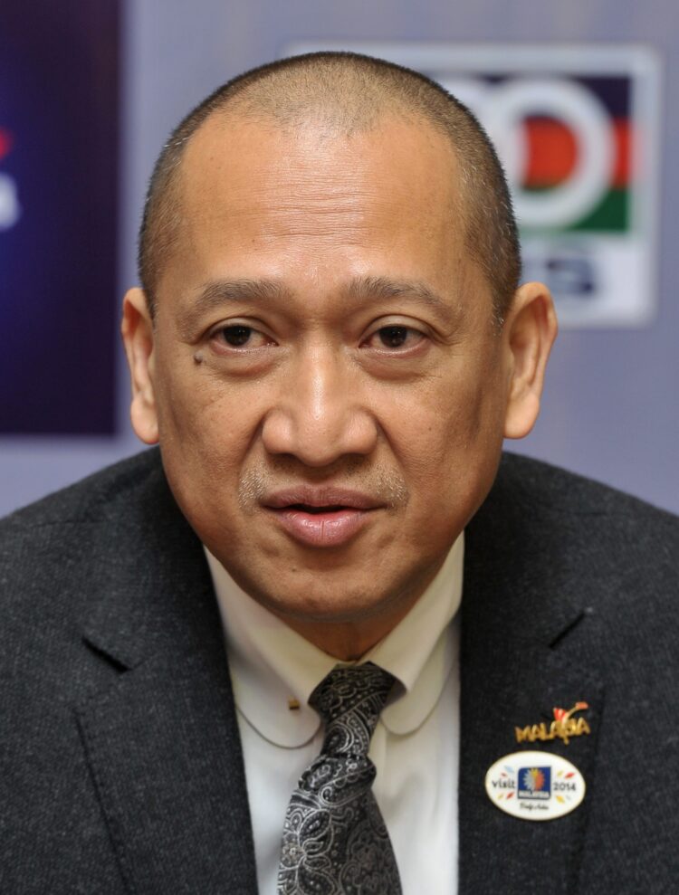 Saya tetap pegang kad keahlian UMNO - Nazri Aziz