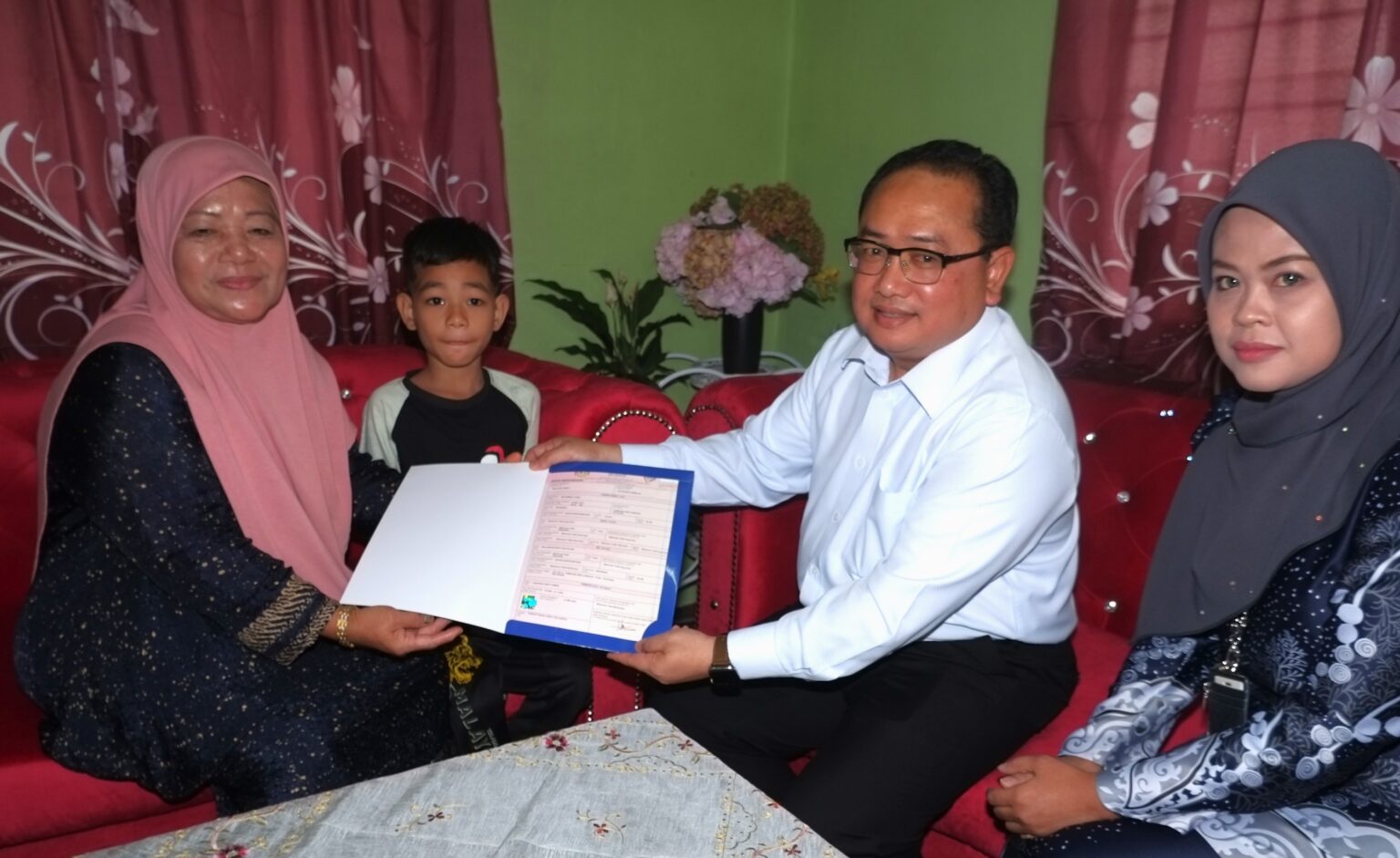 Tiada dokumen diri: JPN bantu Muhammad Yusri peroleh sijil lahir ...