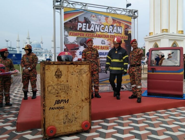 Ibu bapa disaran pantau anak-anak main mercun, elak kemalangan - Utusan ...
