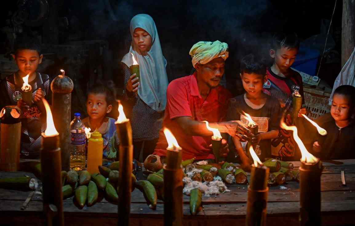 Tradisi rai Aidilfitri pelita buah kekabu