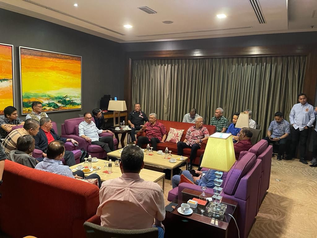 Gambar ahli Parlimen BN bersama pemimpin PH tular Gambar ahli Parlimen BN bersama pemimpin PH tular