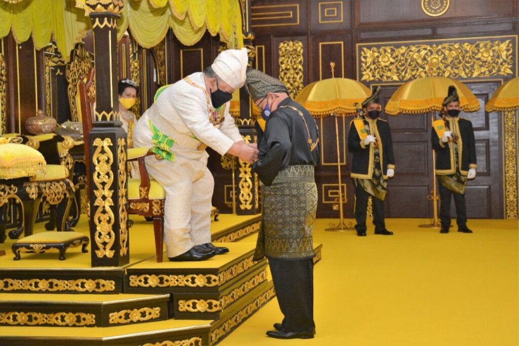 Awang Adek, Mohd. Ariffin ketuai 325 penerima darjah dan pingat ...