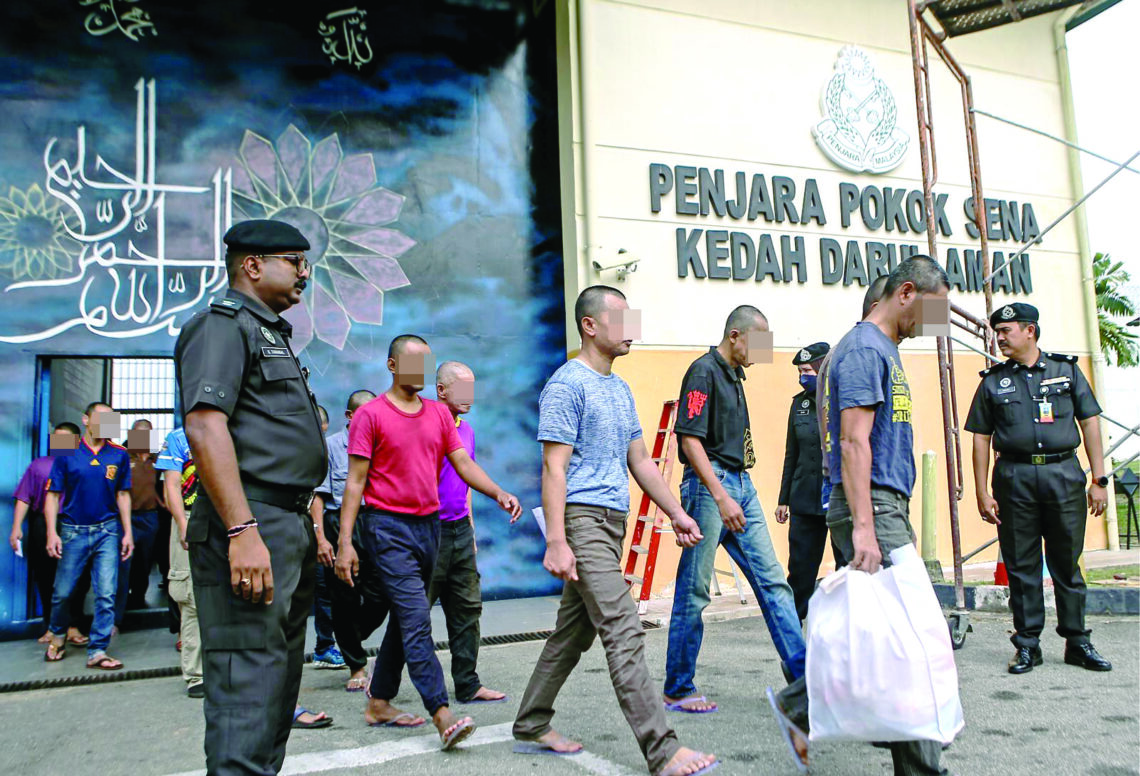 1,059 banduan bersatu dengan keluarga - Utusan Malaysia