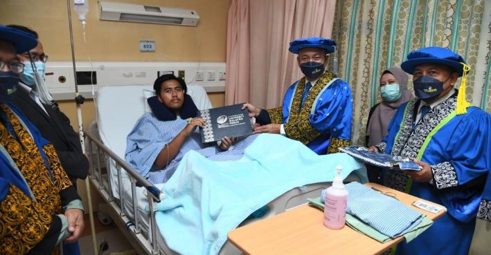 Siswazah Unimap terima skrol diploma dari atas katil hospital