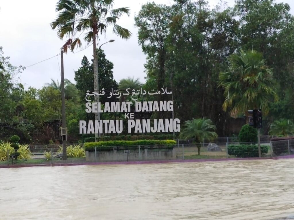 Banjir: Pekan Rantau Panjang lumpuh