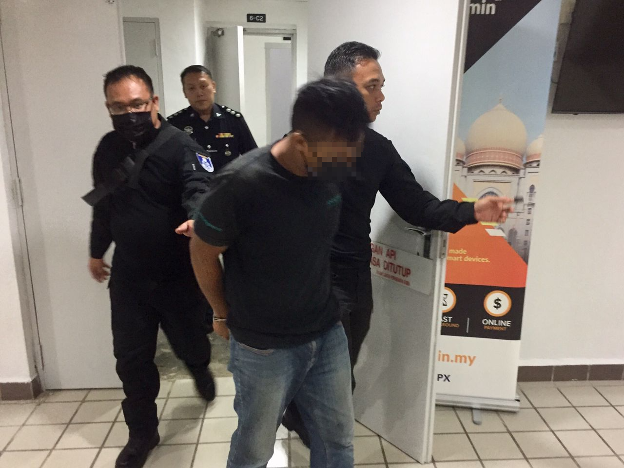 Pemandu lori mengaku salah rogol anak tiri - Utusan Malaysia Pemandu lori mengaku salah rogol anak tiri - Utusan Malaysia