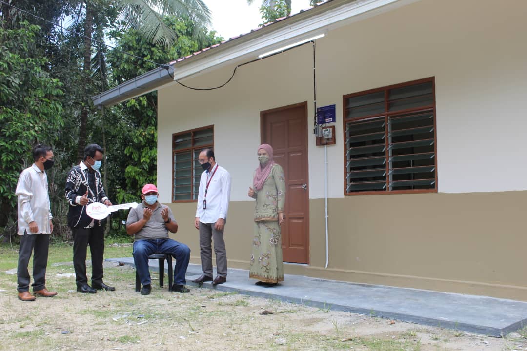 Diserang strok selepas kebakaran, anak syukur bapa dapat rumah baharu - Utusan Malaysia