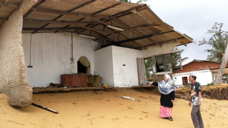 Dua buah rumah runtuh akibat hakisan pantai - Utusan Malaysia