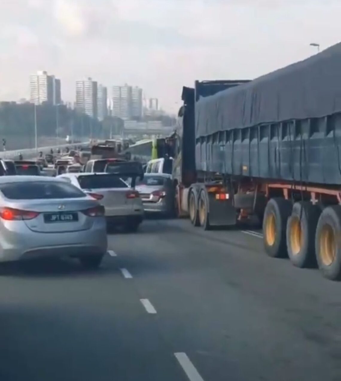 Lori rempuh 12 kenderaan di Tambak Johor