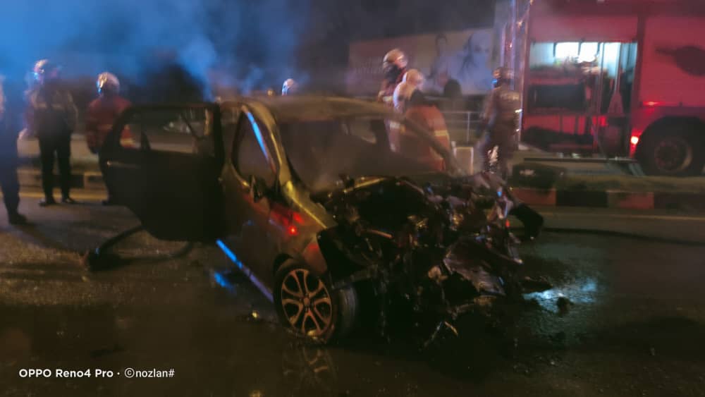 Dua maut kereta terbakar - Utusan Malaysia