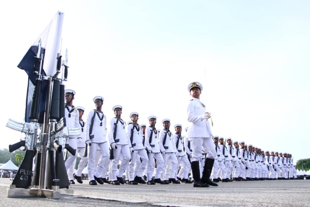 Lapan Panji-Panji Rejimen julung kali terlibat serentak perbarisan Hari ...