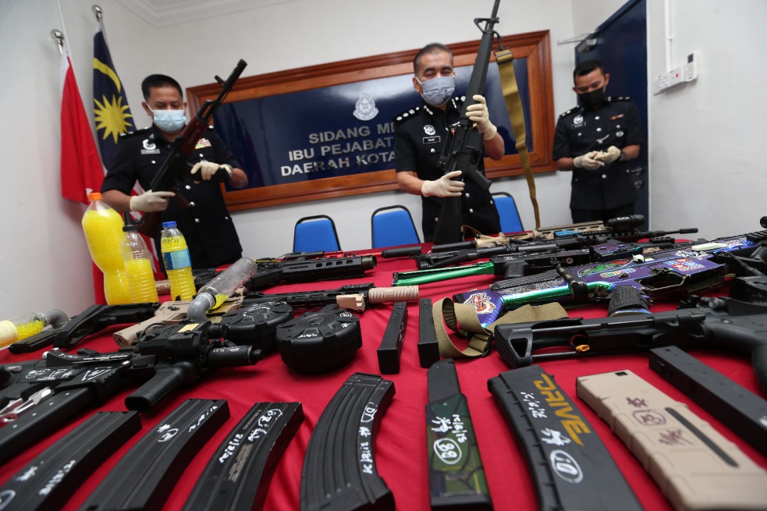 Enam lelaki ‘gian main tembak-tembak’ ditahan polis - Utusan Malaysia