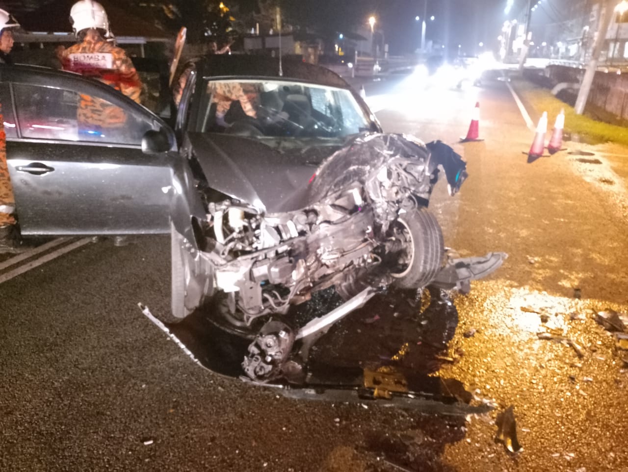 Warga emas maut kereta bertembung treler