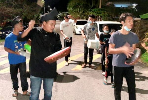 Tradisi ketuk-ketuk sahur empat dekad - Utusan Malaysia