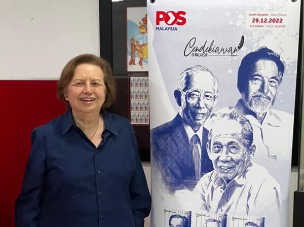 Zeti ‘ceria’ beli setem edisi khas papar imej arwah bapanya